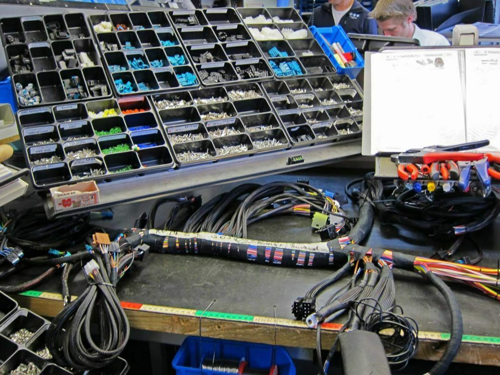 Blick in die Elektrowerkstatt : Wiesmann: Besuch bei der Traumfabrik im ...