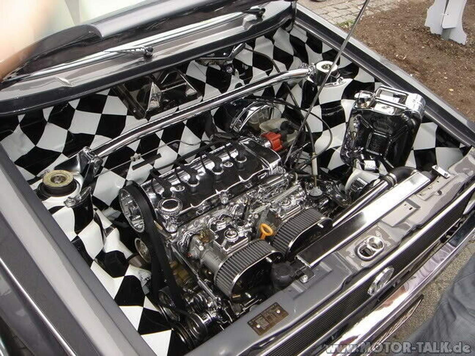 Checker-engine : Cleaner Motorraum - oder, wie verrückt muß man sein ...