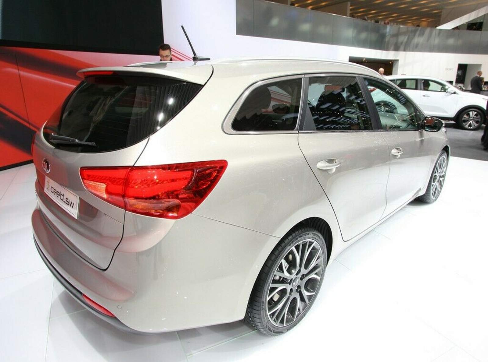 Neuer Kia C'eed Heckansicht : Neuer Kia C’eed vorgestellt : Kia News ...