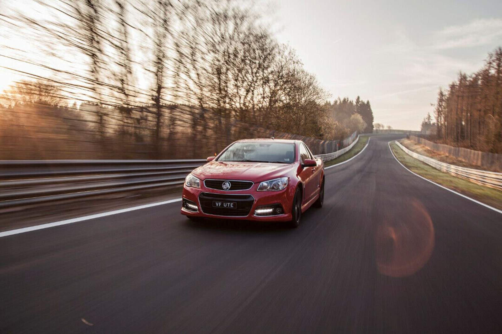 Bis auf einen geänderten Radsturz raste der Holden im Serienzustand zum ...