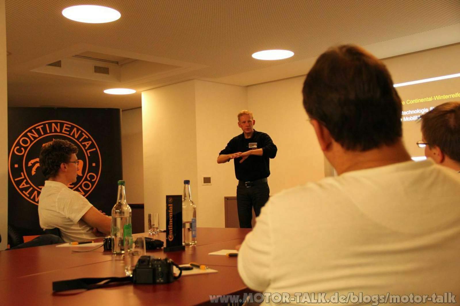 Dr. Andreas Topp erklärt mit vollem Einsatz : Winterreifen im Härtetest ...