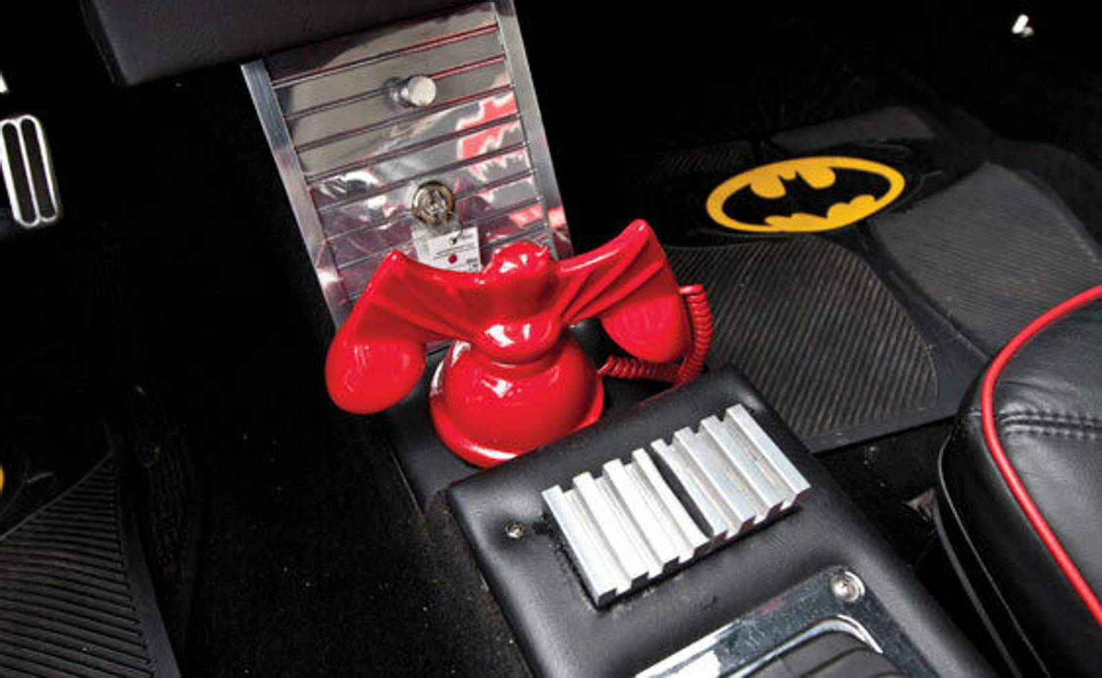 Heute Bluetooth, damals Redwire: Das Bat-Phone. : Einmal so cool wie ...