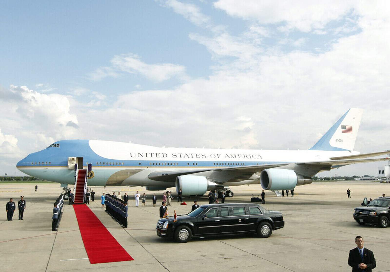 Car One vor Air Force One: Die Präsidenten-Limousine wartet vor dem ...