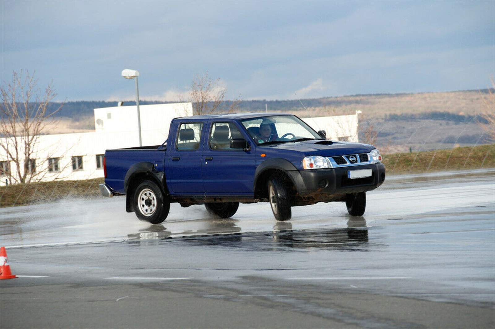 Der weiße Untergrund ist der Freund der schwarzen Reifen. Sein Reibwert ...