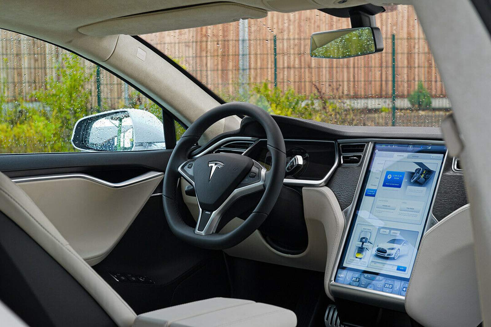 Model S Cockpit: Mercedes-Knöpfe, Holzfurnier, Leder und das größte ...