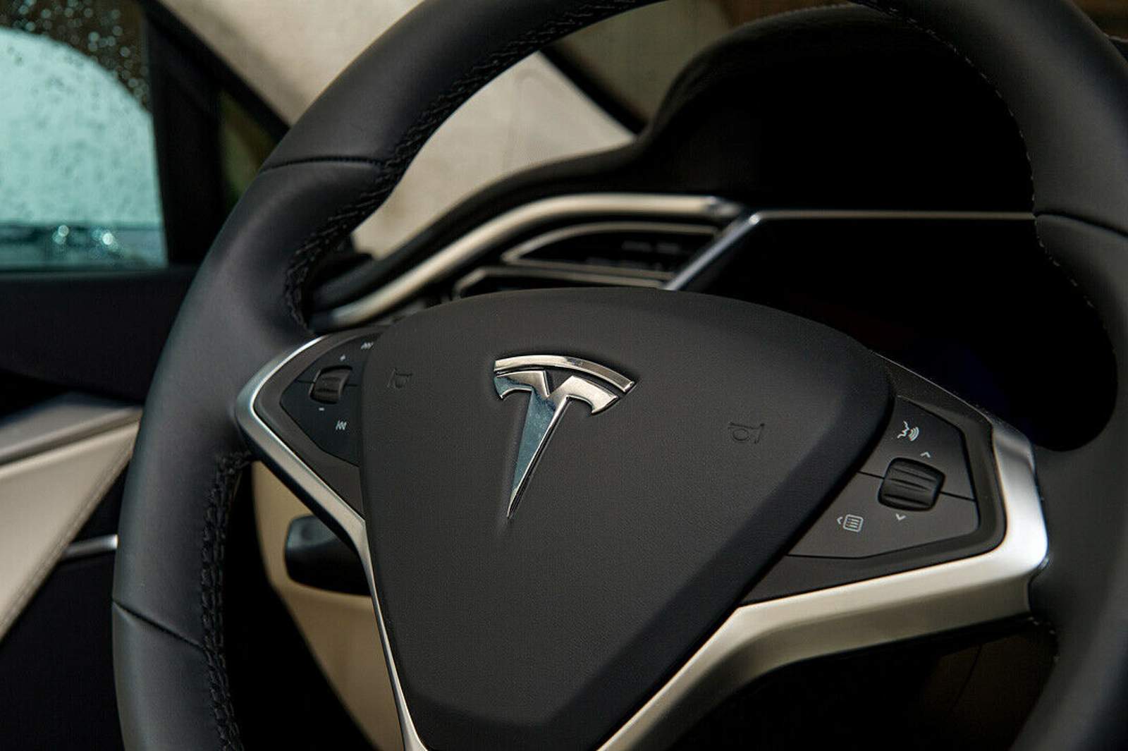 Tesla Model S Cockpit : Der Mann, der Tesla nach Deutschland brachte ...