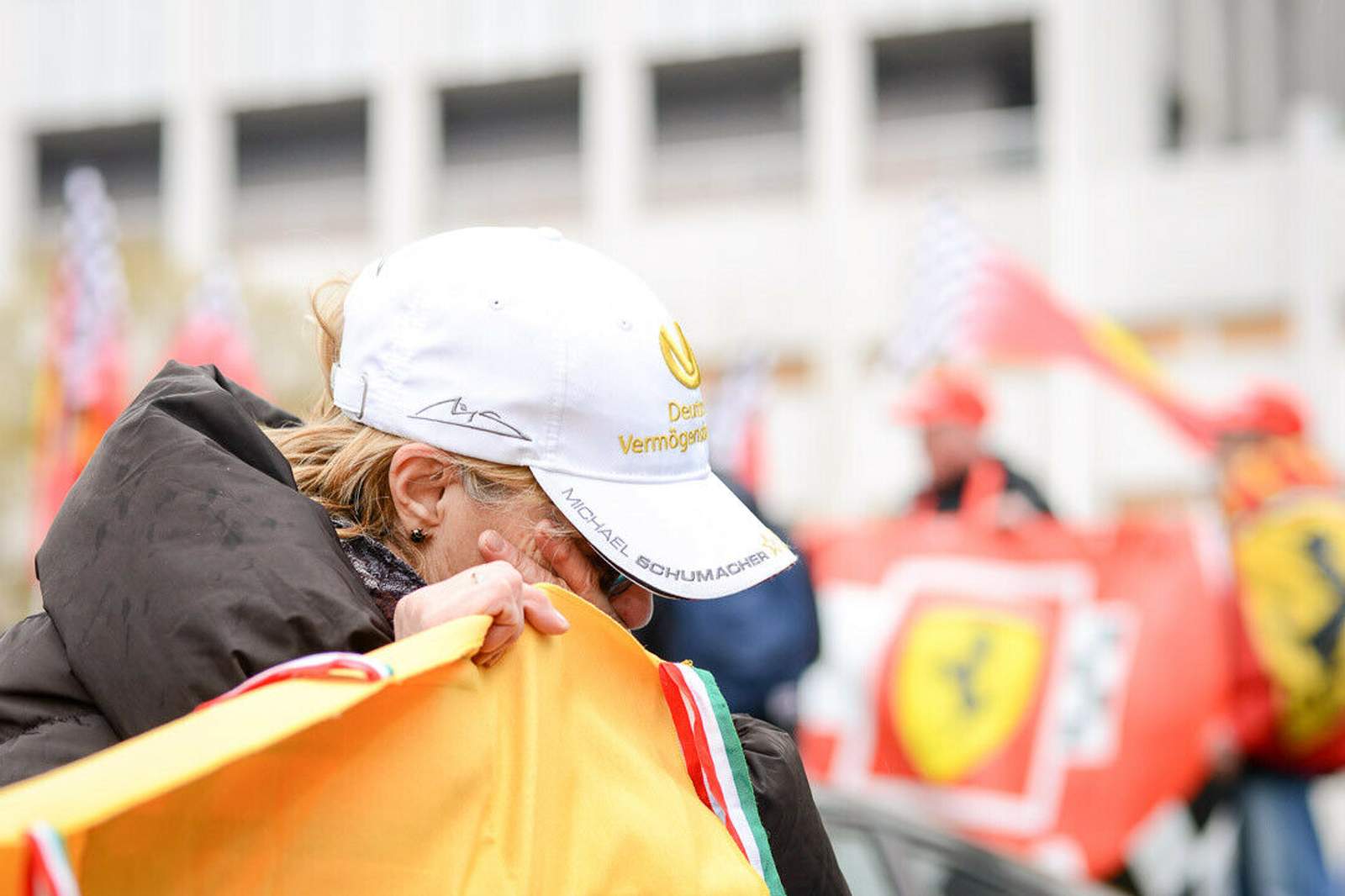 Tränen für ihren Helden: Schumi-Fan Marina ist nach Grenoble gereist ...