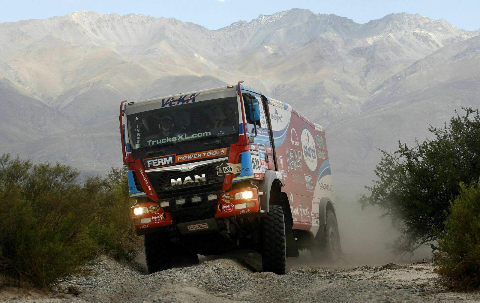 Auch Lkw dürfen bei der Rallye Dakar mitfahren. Den meisten geht es ...