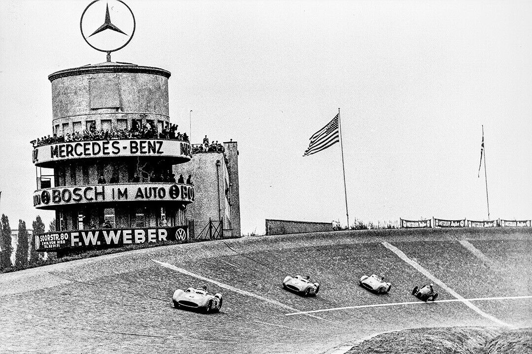Avus Rennen 1954: Die drei Mercedes-Banz Fahrzeuge liegen auf den ...