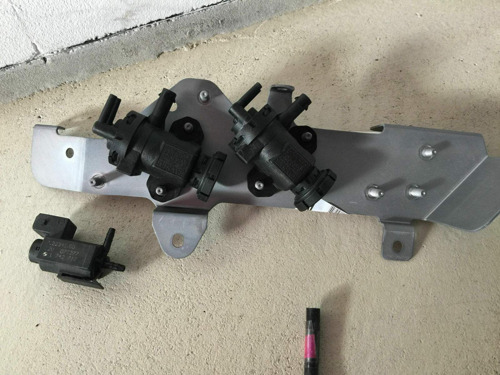 Biete zwei Druckwandler für BMW 535d (LCI) mit Halteplatte - zur ...