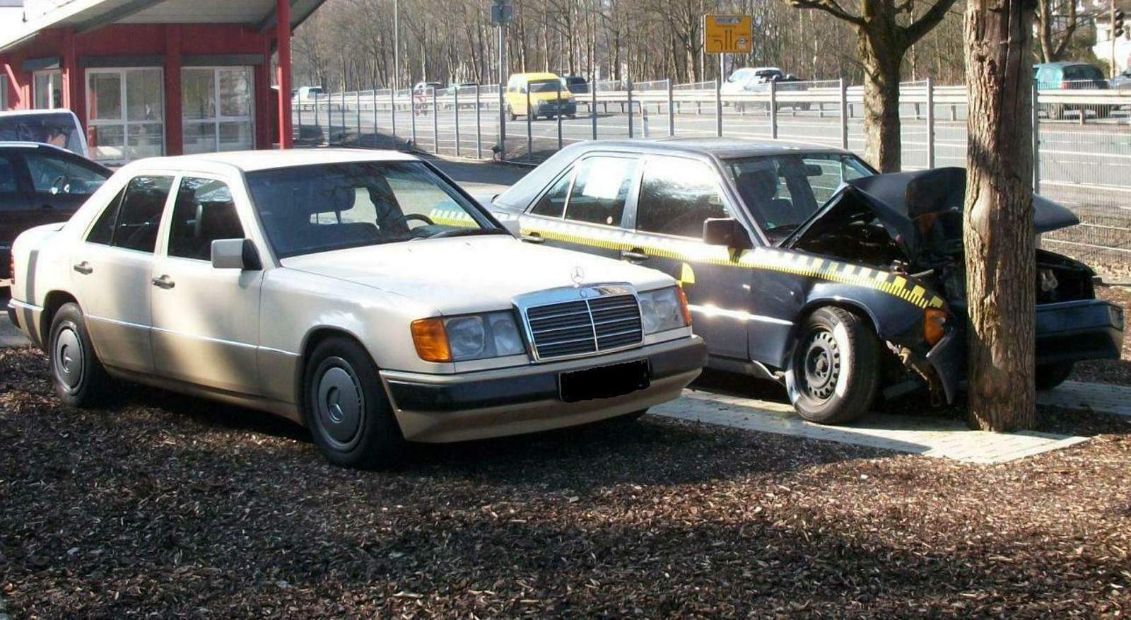 Mb-w124-taxi-crash-w124-neutral-zuschnitt : Mercedes W124 - 200E ...
