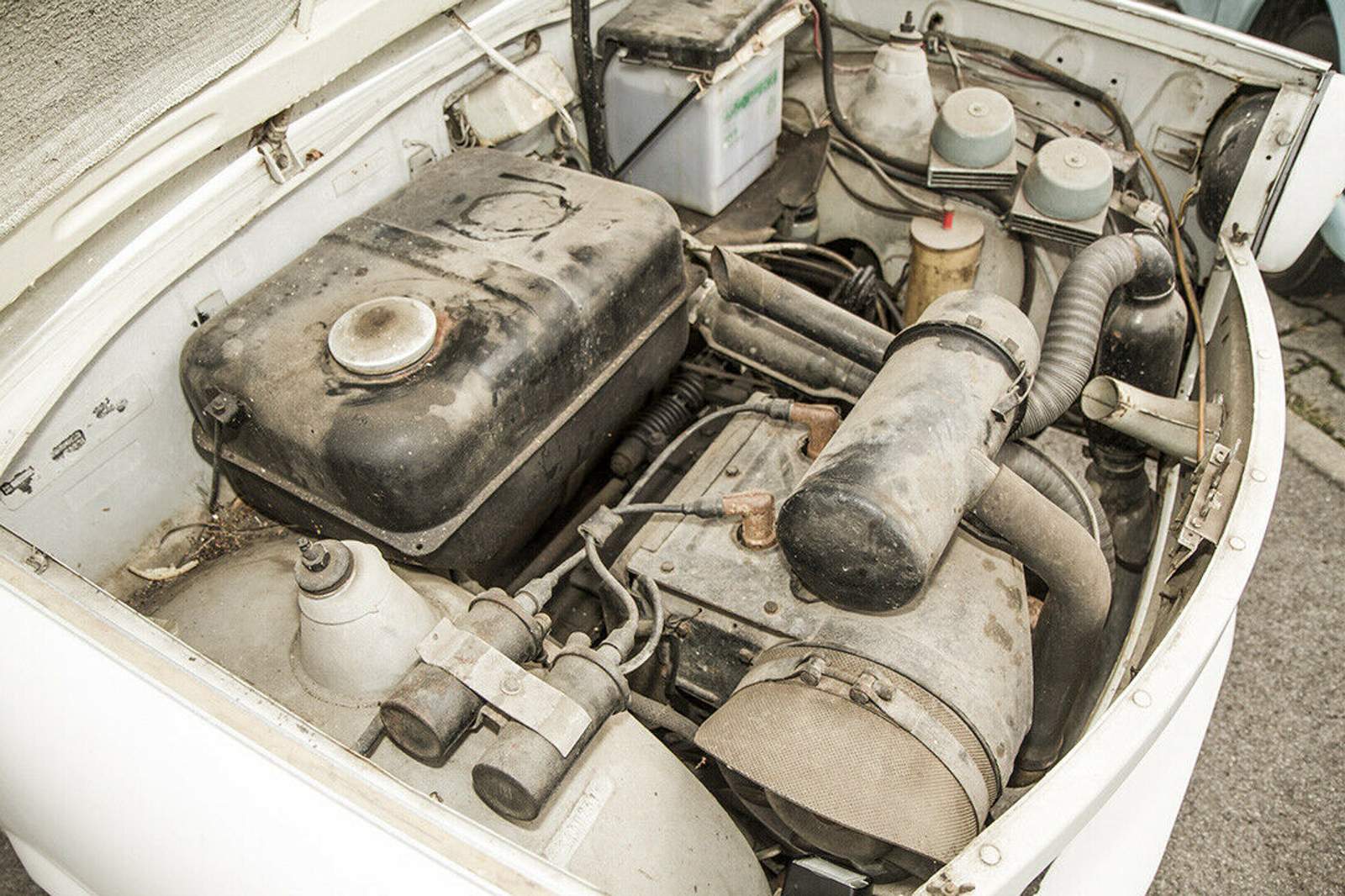 Der Motorraum des ältesten derzeit bekannten Trabant in Deutschland ...