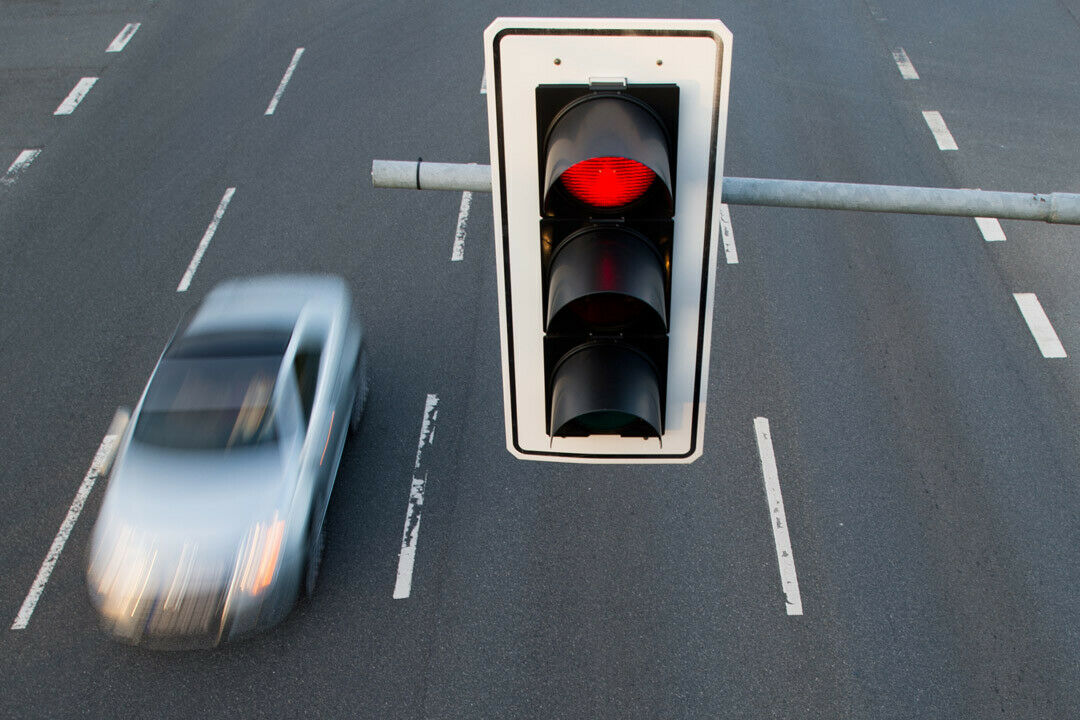 Beim Linksabbiegen an der Kreuzung müssen Autofahrer auf den Gegenverkehr, Fußgänger, Radfahrer ...