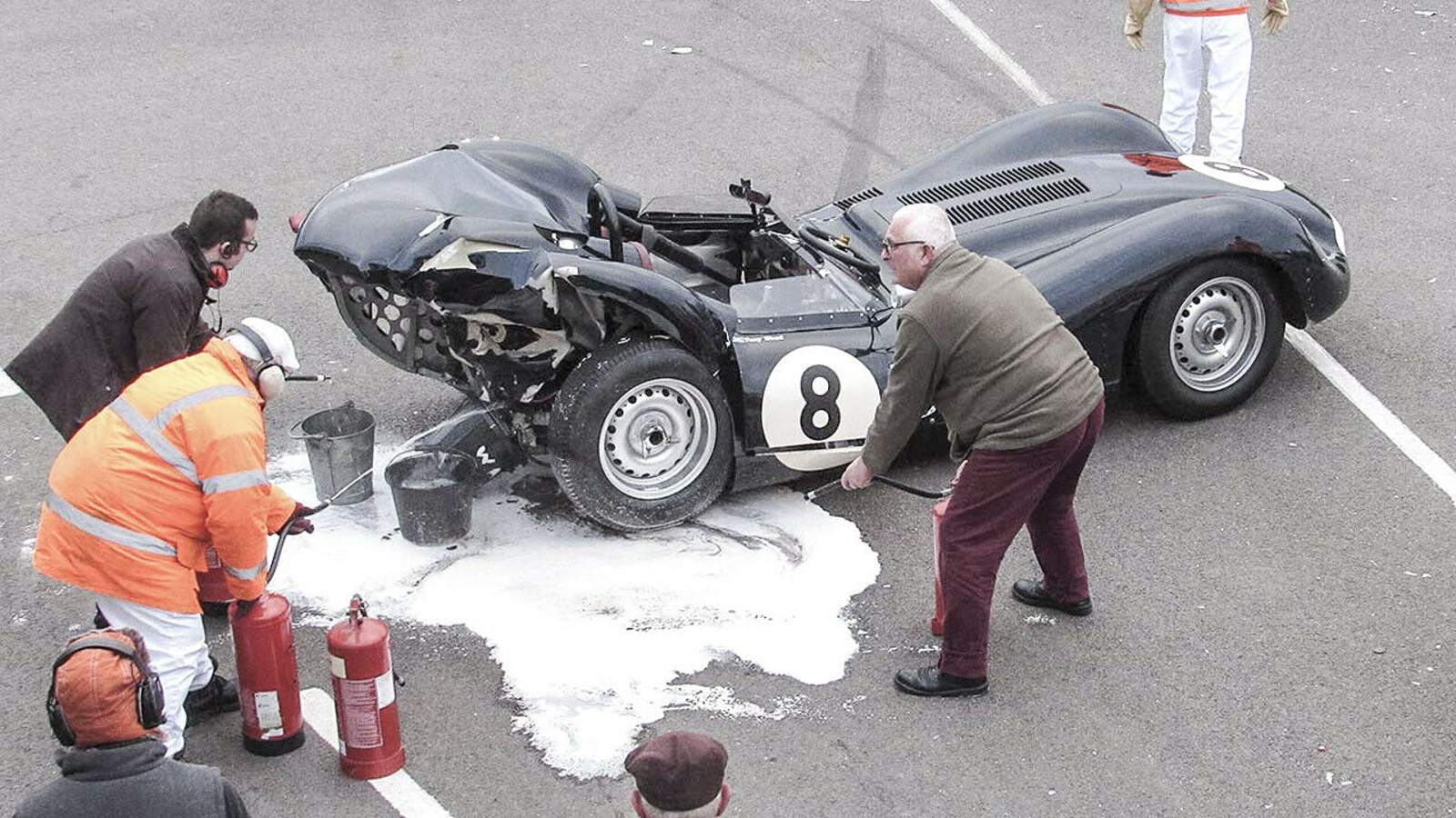 Brandschutz nach dem Crash in Goodwood : Ein Unfall und zwei zerstörte ...