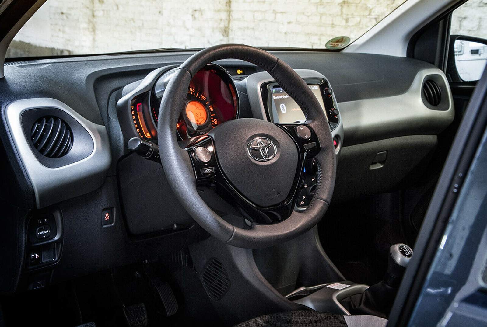 Toyota Aygo: Cockpit : Leichtbau, bis es quietscht : Test : #207842299