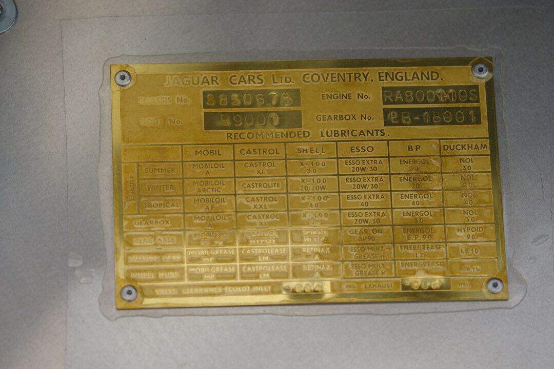 Praktisch: Auf dem Typenschild steht, was am besten in Motor und ...