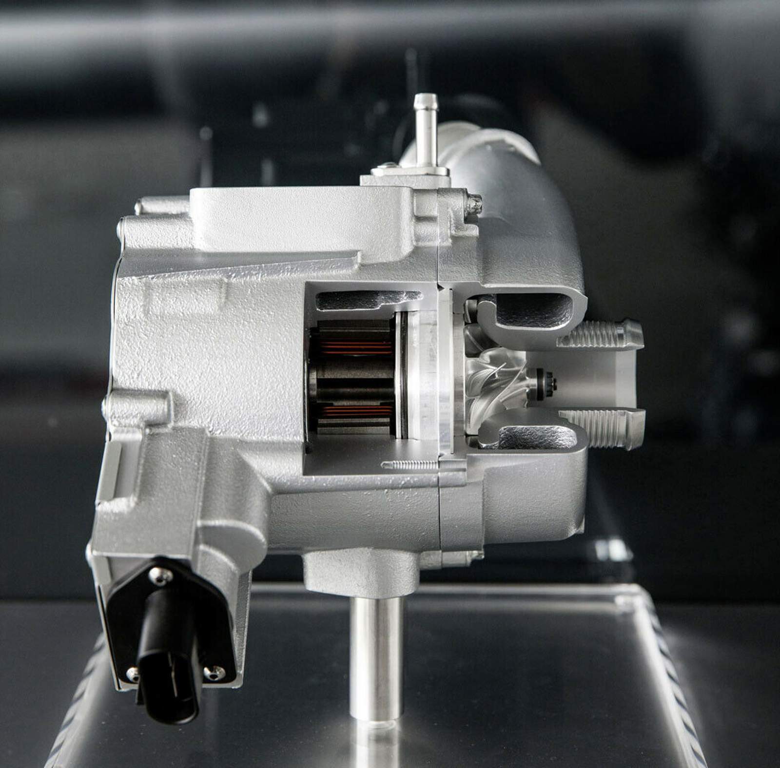 Der elektronische Verdichter verringert die Ansprechzeit des Turbos ...