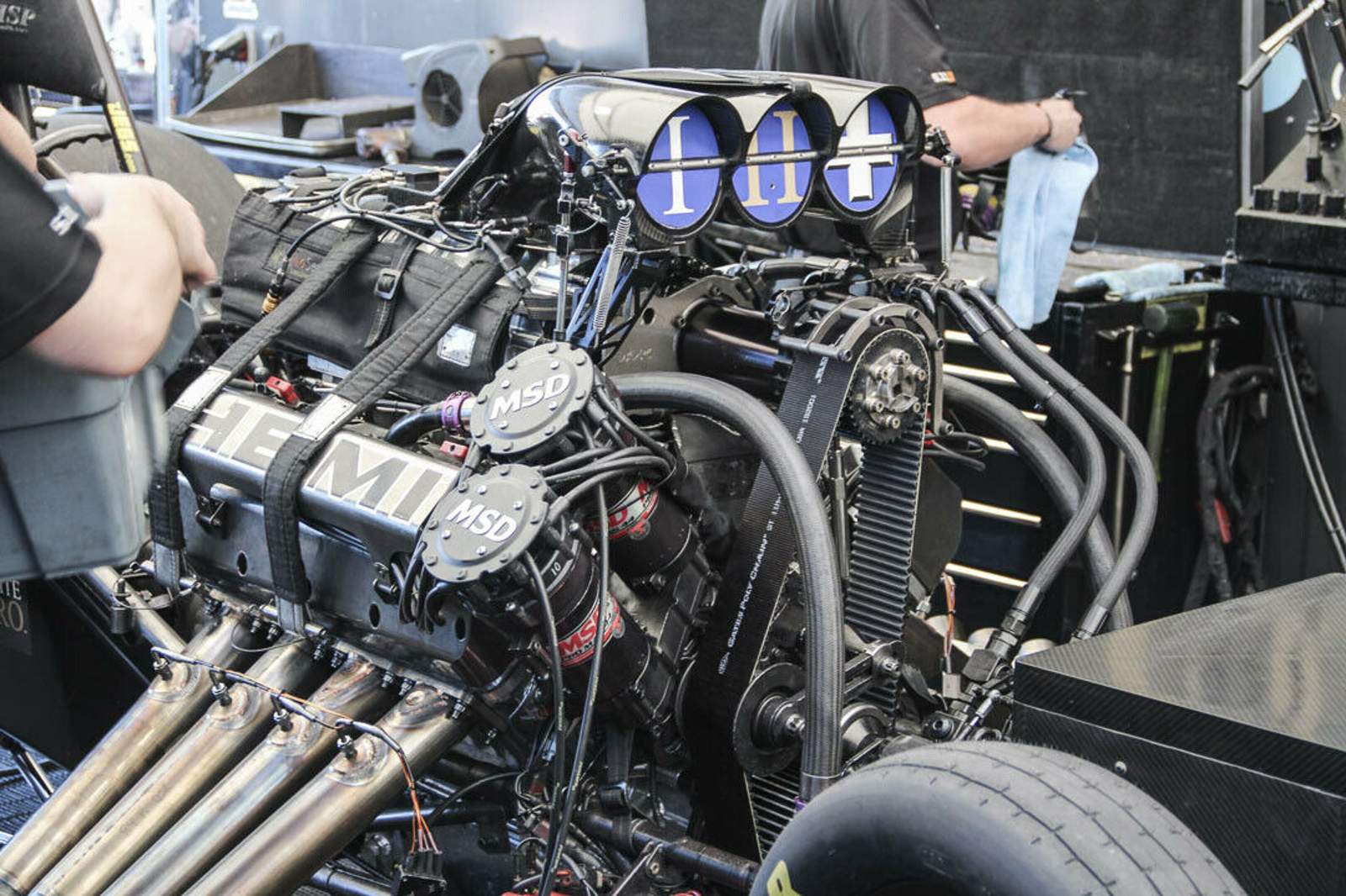 Dieser Motor Verbrennt Bei Einem Einzigen Rennen 14 Gallonen etwa 53 Dieser Motor Verbrennt Bei Einem Einzigen Rennen 14 Gallonen etwa 53