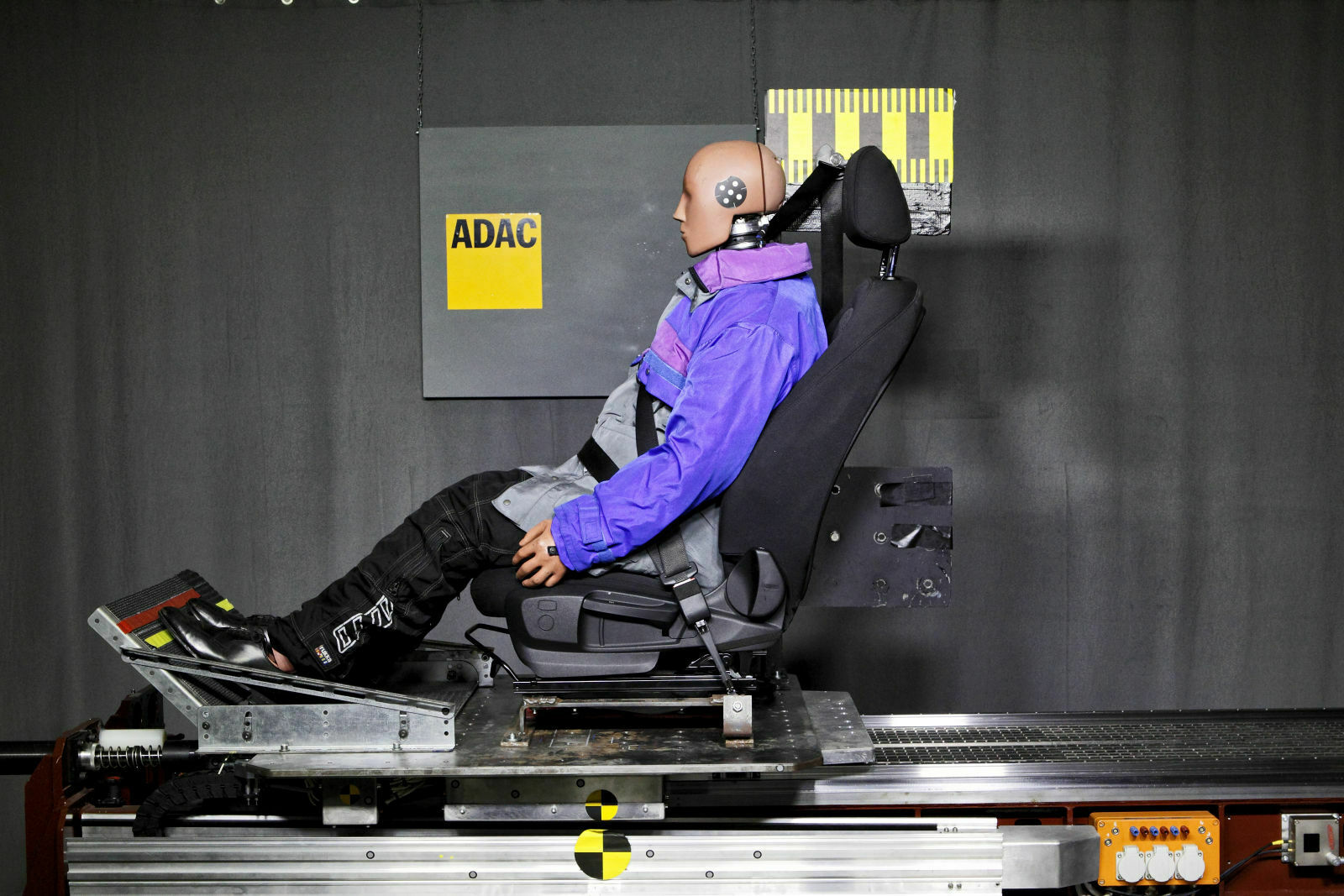 ADAC: Crash-Test mit Winterkleidung im Auto