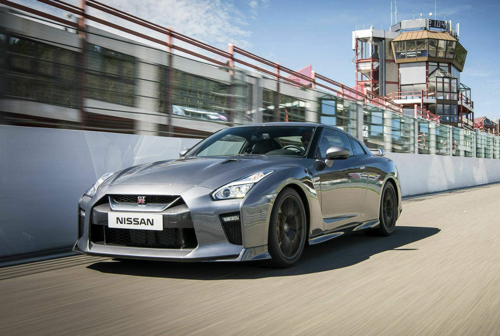 315 km/h schnell fährt der Nissan GT-R. Erst ab 250 km/h nimmt der ...