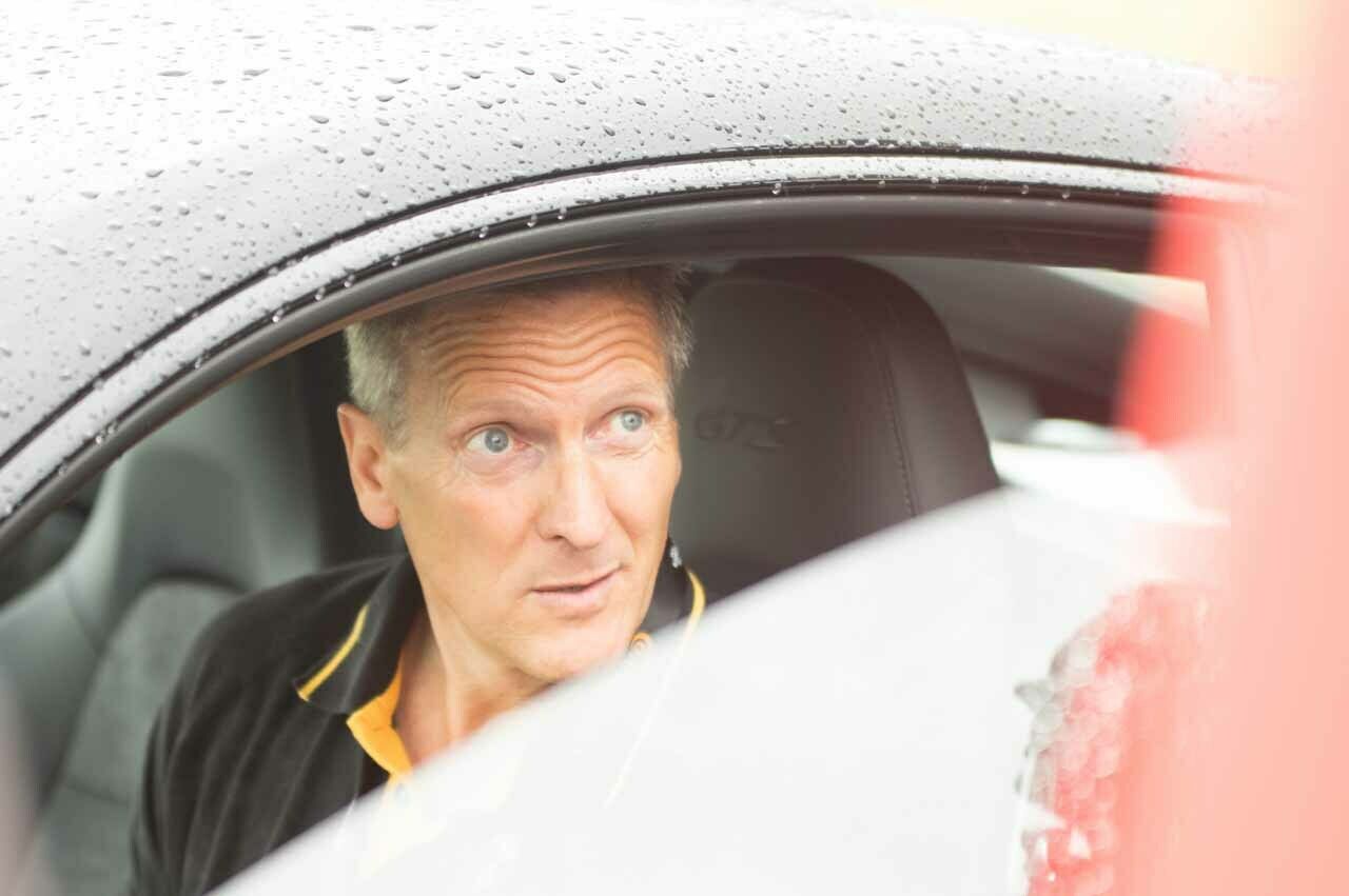 Trainer Carsten Schulz erklärt die richtige Sitzeinstellung und ...