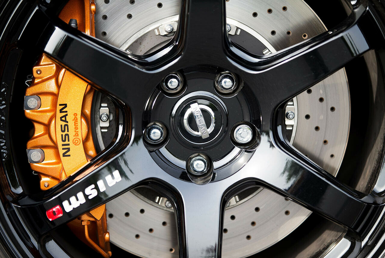 Der Nissan GT-R Track Edition rollt auf geschmiedeten 20-Zoll-Felgen ...