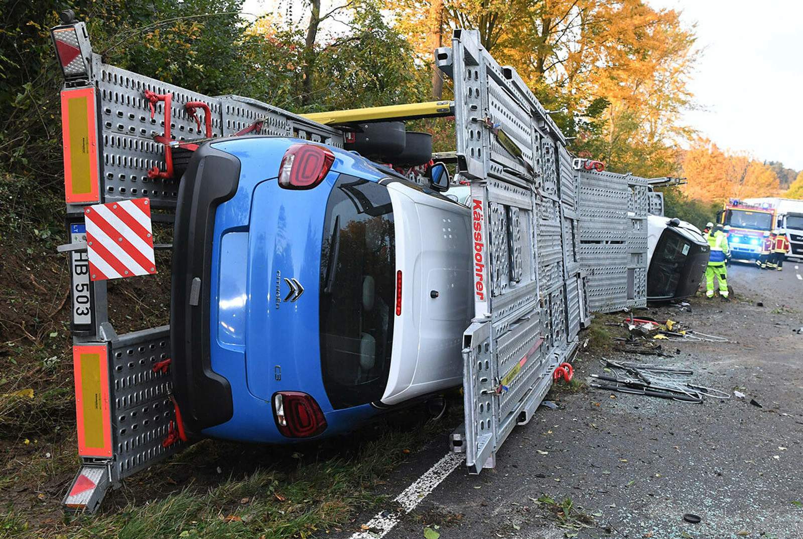 Neuwagen blockieren nach Unfall mit Autotransporter Straße
