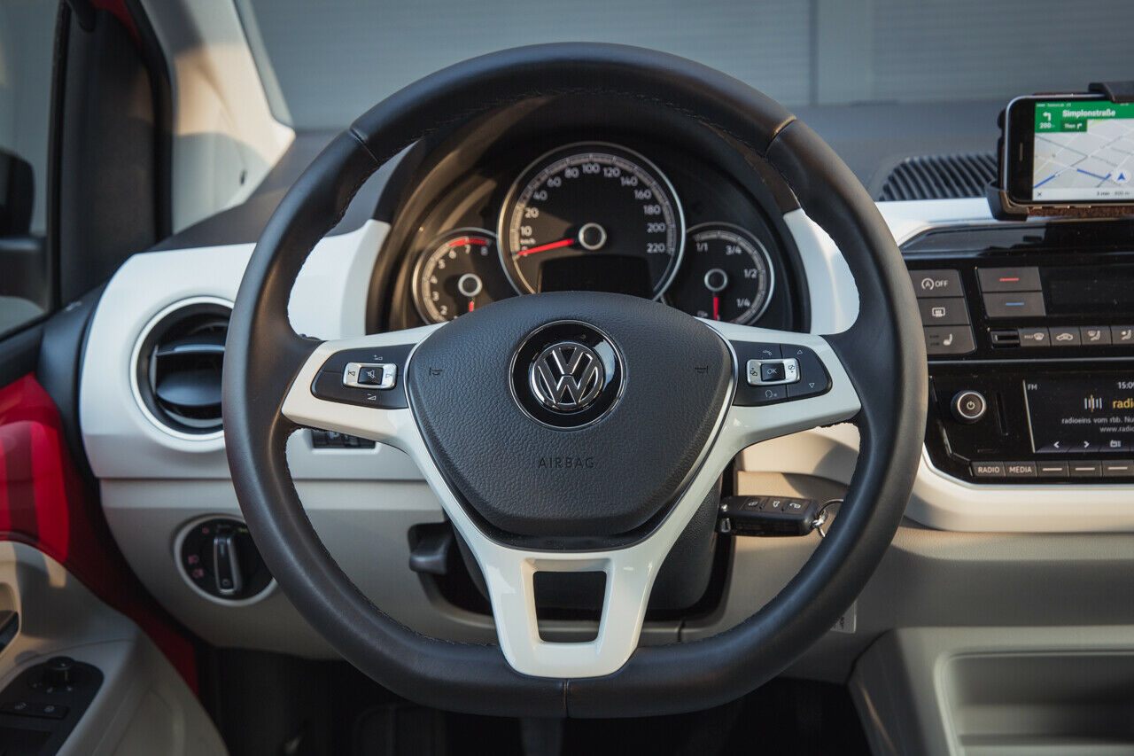 Multifunktionslenkrad im VW Up : Der Hip-Hop-Turbo-Up : Test : #208643751