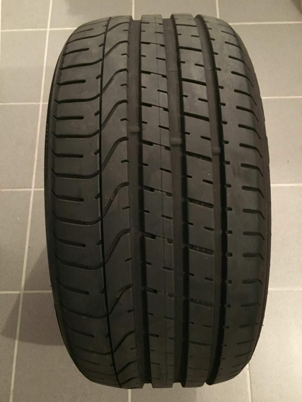 255/40 R18 : 4 x neuwertige Pirelli P Zero zu verkaufen - 285/35 R18 ...
