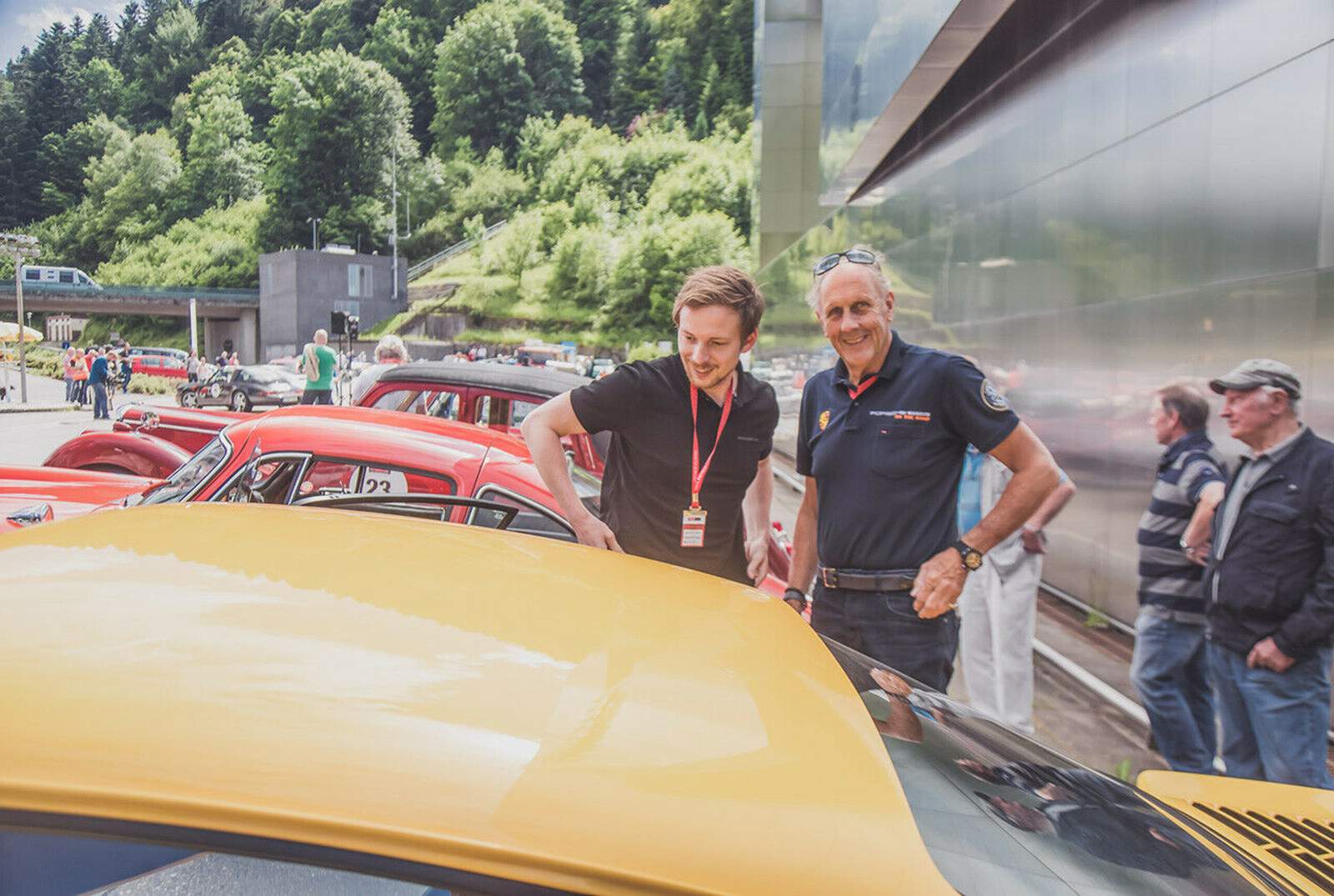 Peter begeistert, Stucki in seinem Element: Auto-Begutachtung bei der ...