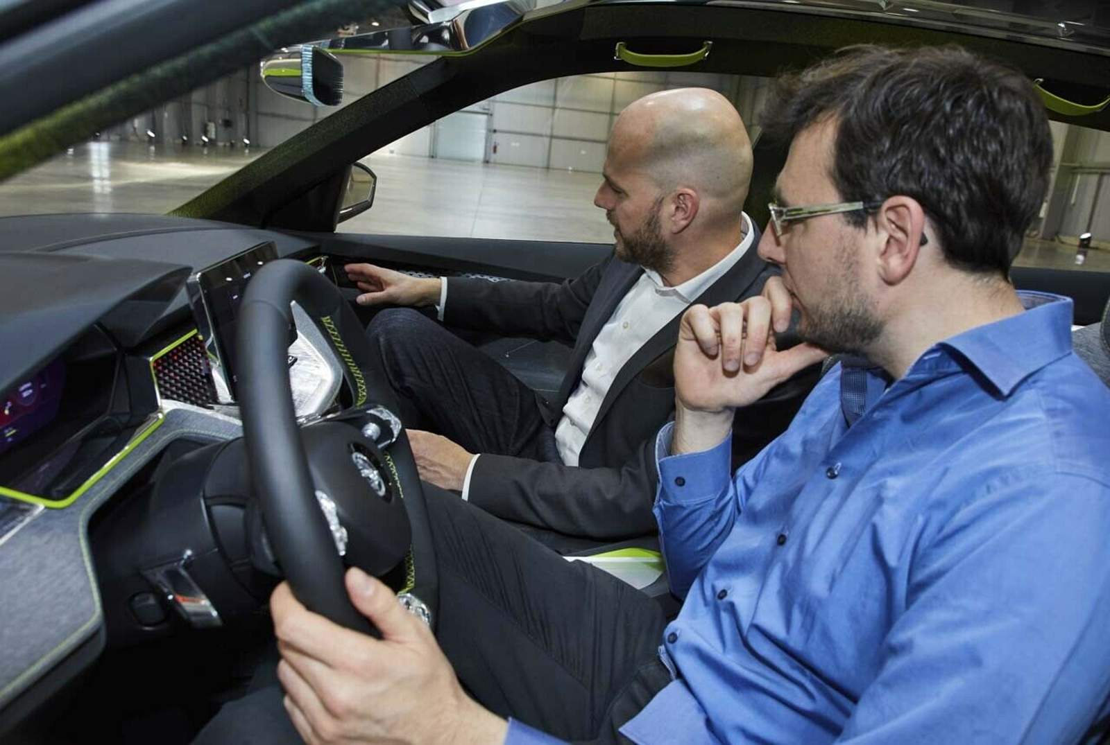 Skodas Design-Koordinator Peter Olah und MOTOR-TALK-Redakteur Sven ...