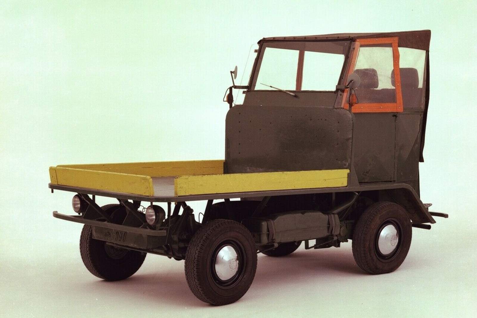Der Volkswagen Plattenwagen, das VW Werksfahrzeug von 1947. Es war die ...