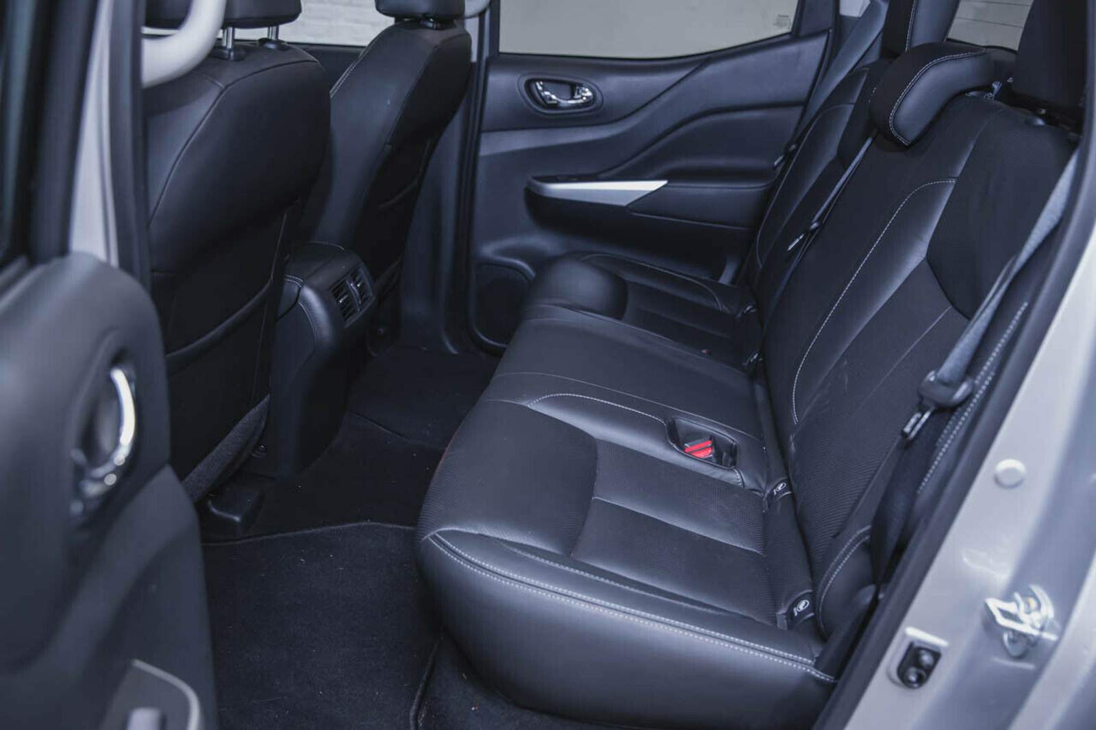 Hinten sitzen Passagiere mit ausreichend Platz für Knie und Köpfe, nur ...