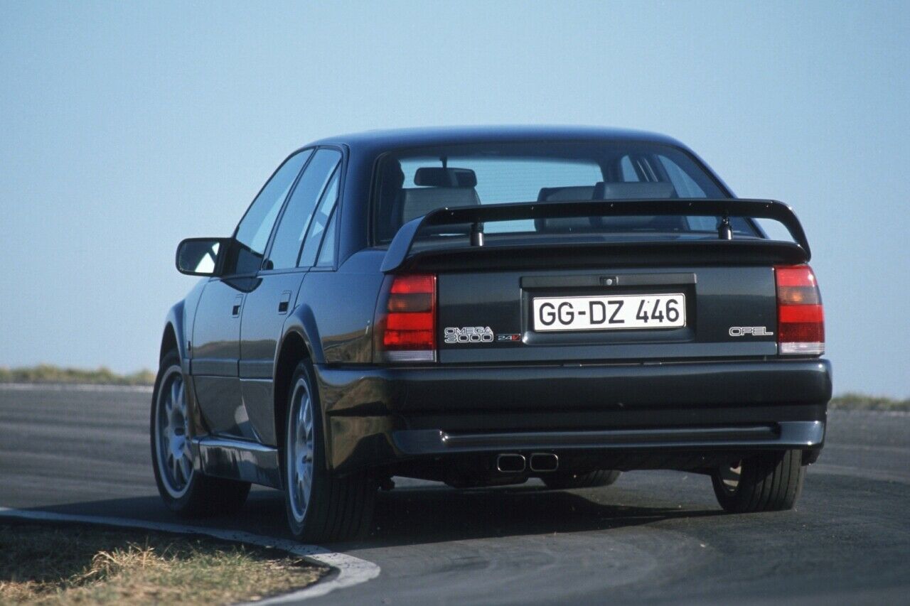 Im Jahr 1990 ergänzte Opel die Omega-Reihe um den 3000 24V Evo 500. Das ...