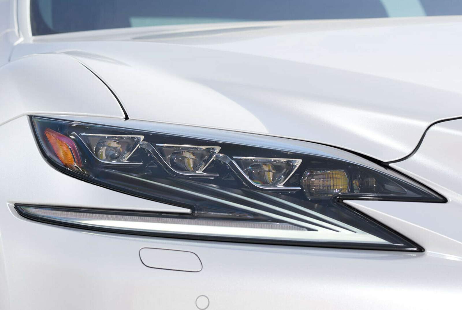 Die Scheinwerfer des LS folgen dem aktuellen "Blitz"-Design der Lexus ...