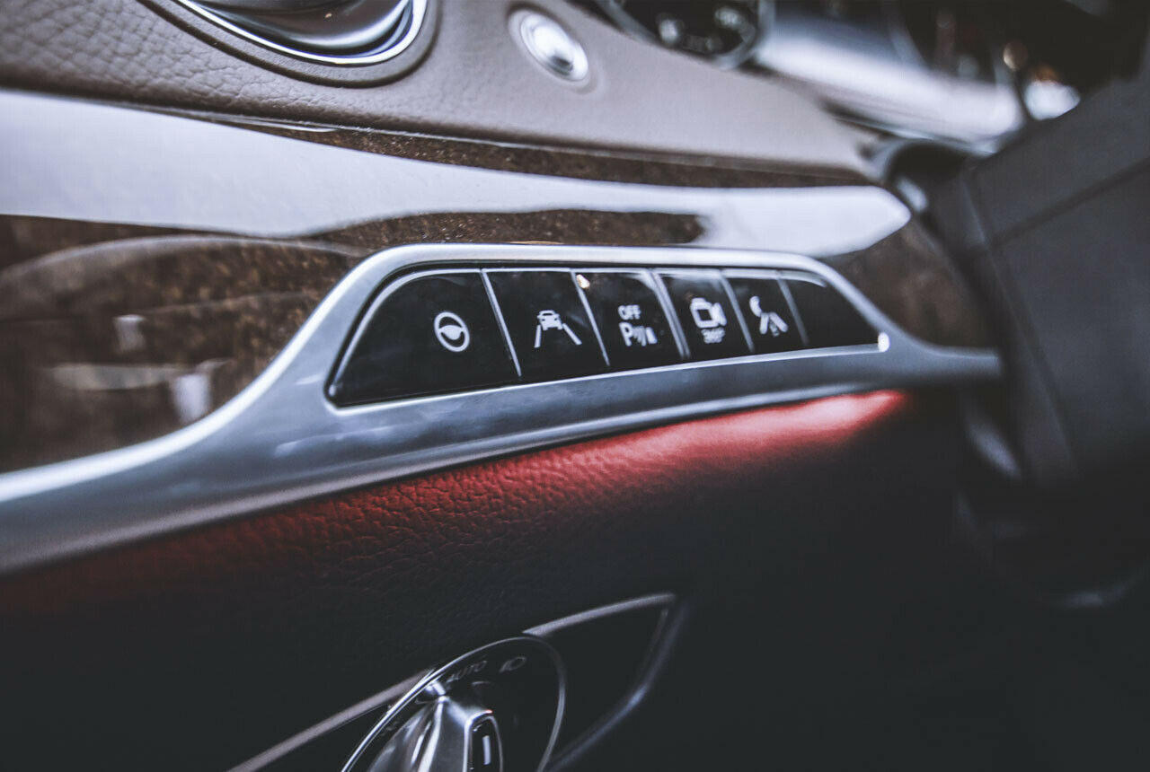 Assistenzleiste in der Mercedes S-Klasse, v.l.n.r.: Aktiver ...