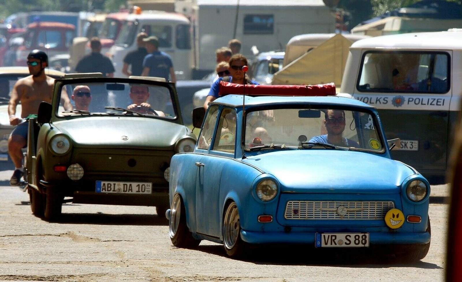 Ein tiefergelegter Trabi bei einem Ostalgie-Treffen : Trabant und ...