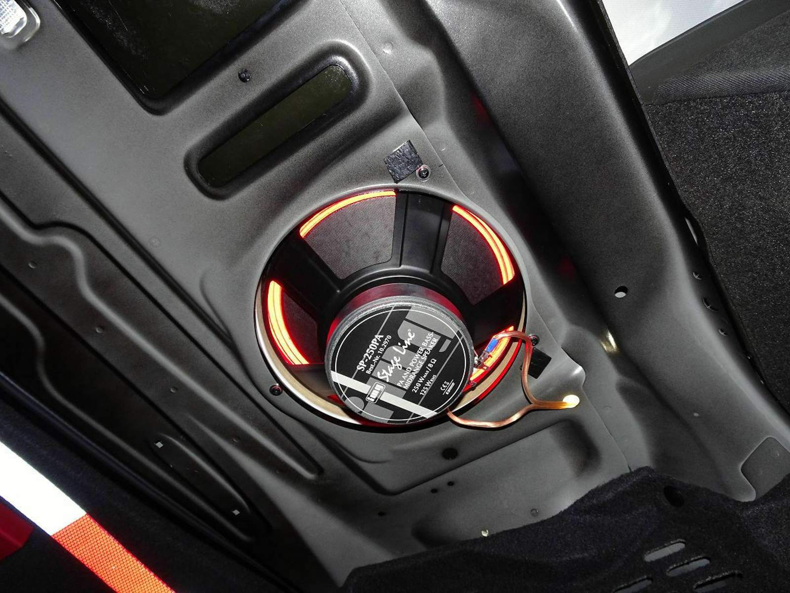 10" von unten : Subwoofer - Bass Upgrade Audi A4 Limousine mit Audi ...