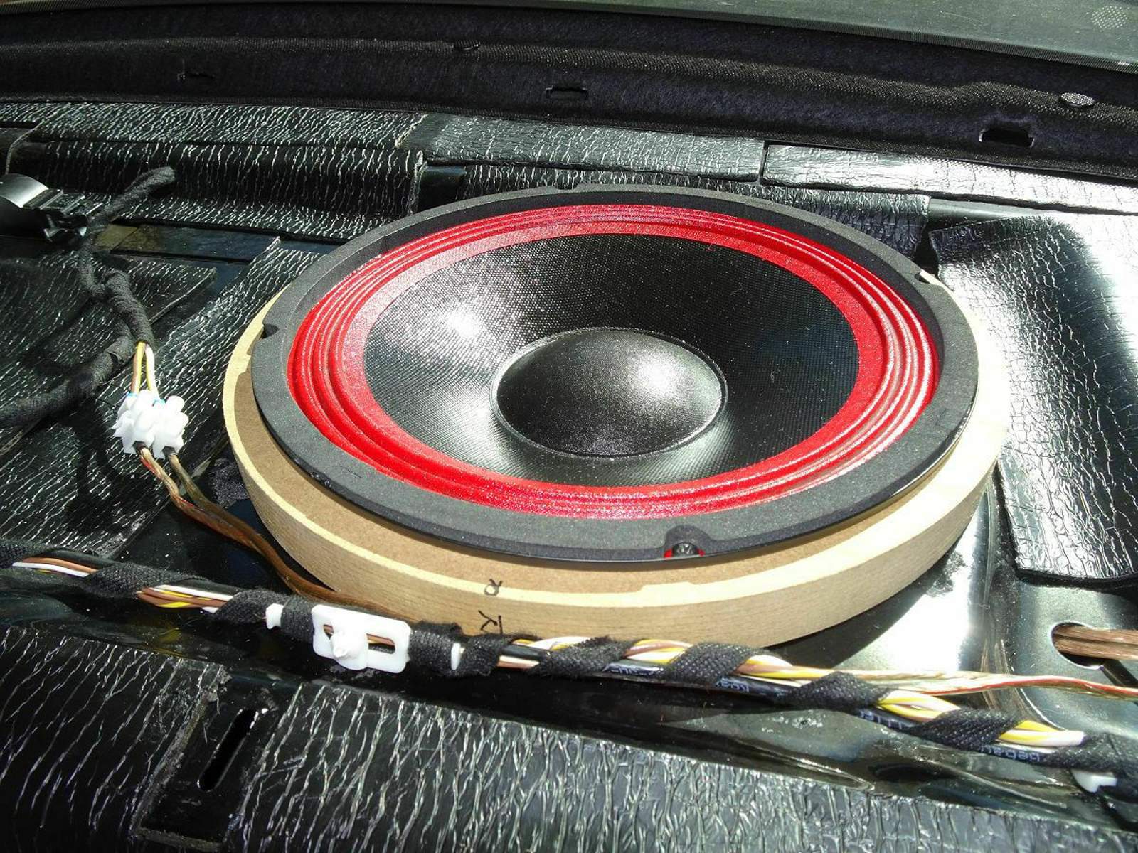 10" von oben : Subwoofer - Bass Upgrade Audi A4 Limousine mit Audi ...