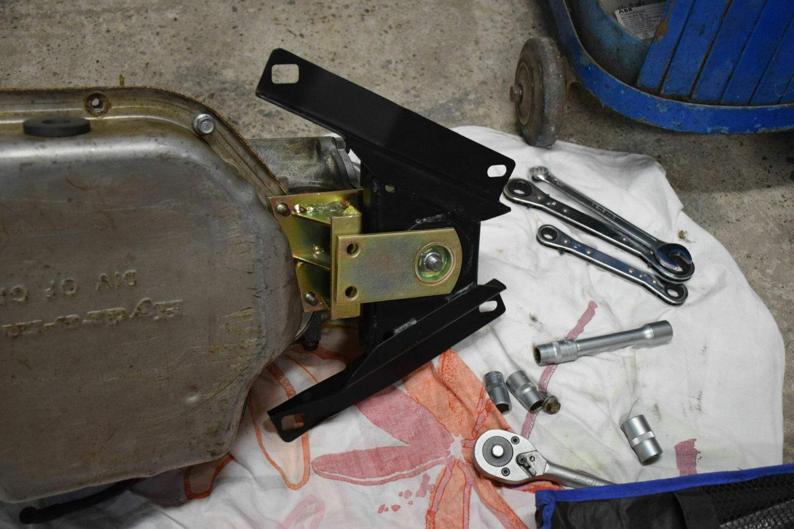 Getriebelager angeschraubt : Getriebelager in kompliziert : Auch ...