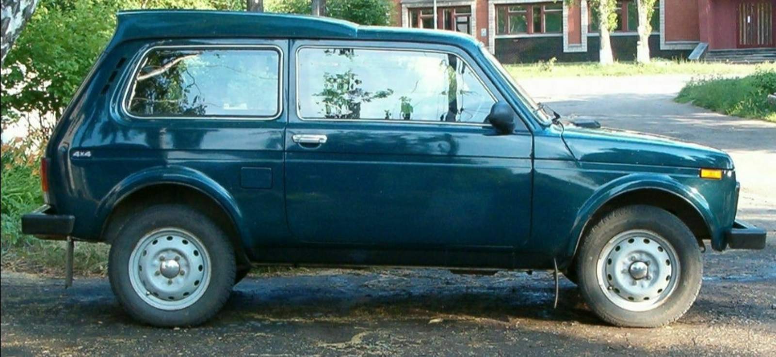 Lada Fora : Der Schrottplatz - Spiegelsymmetrisch des Showrooms ...