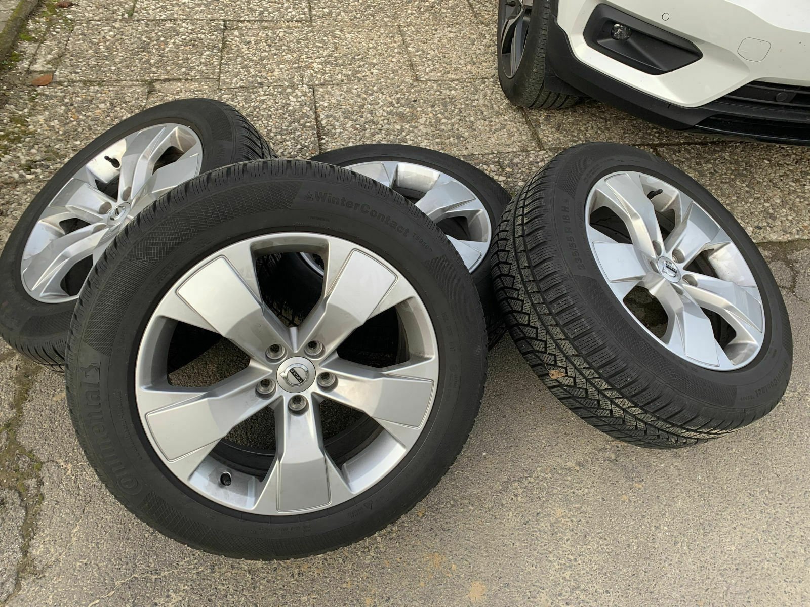 Original Volvo XC40 18 Zoll Alufelgen mit Winterreifen Continental 235/ ...
