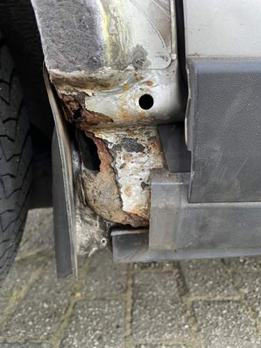 Rost unter der Folie und Plastikteil Radlauf Schweller - Startseite...