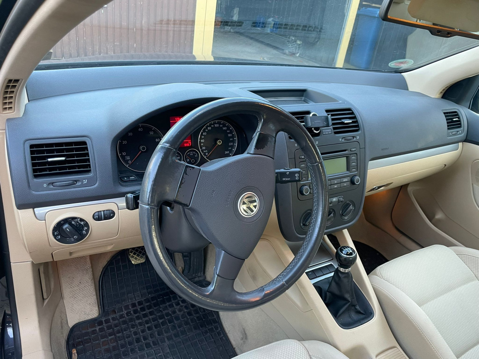 Typisches VW Cockpit : VW Golf 5 mit 1.6 Liter 102PS eine gute Wahl ...