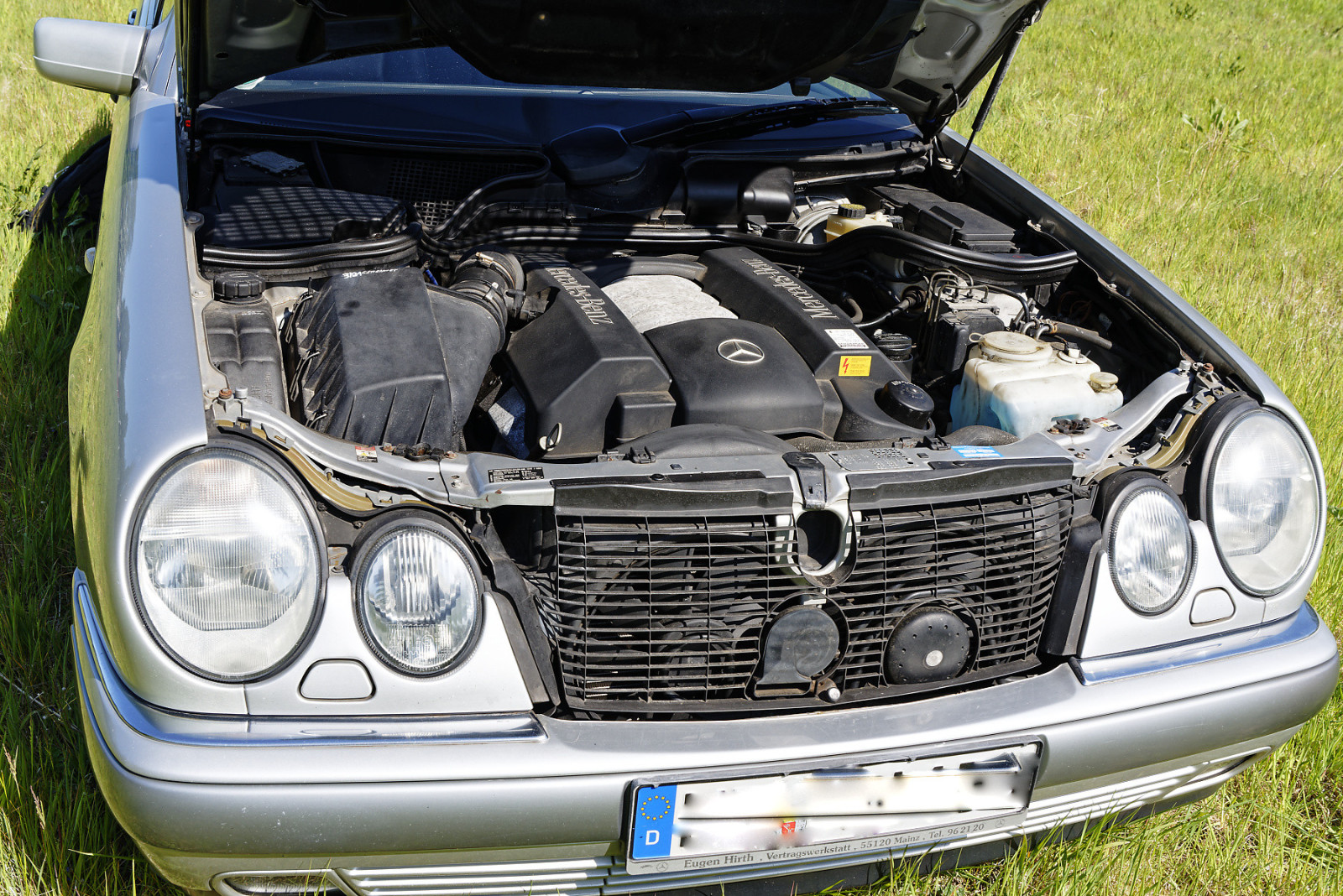 Motorraum : Mercedes-Benz E430 W210 Elegance Limousine V8 mit 4266 cm³ ...