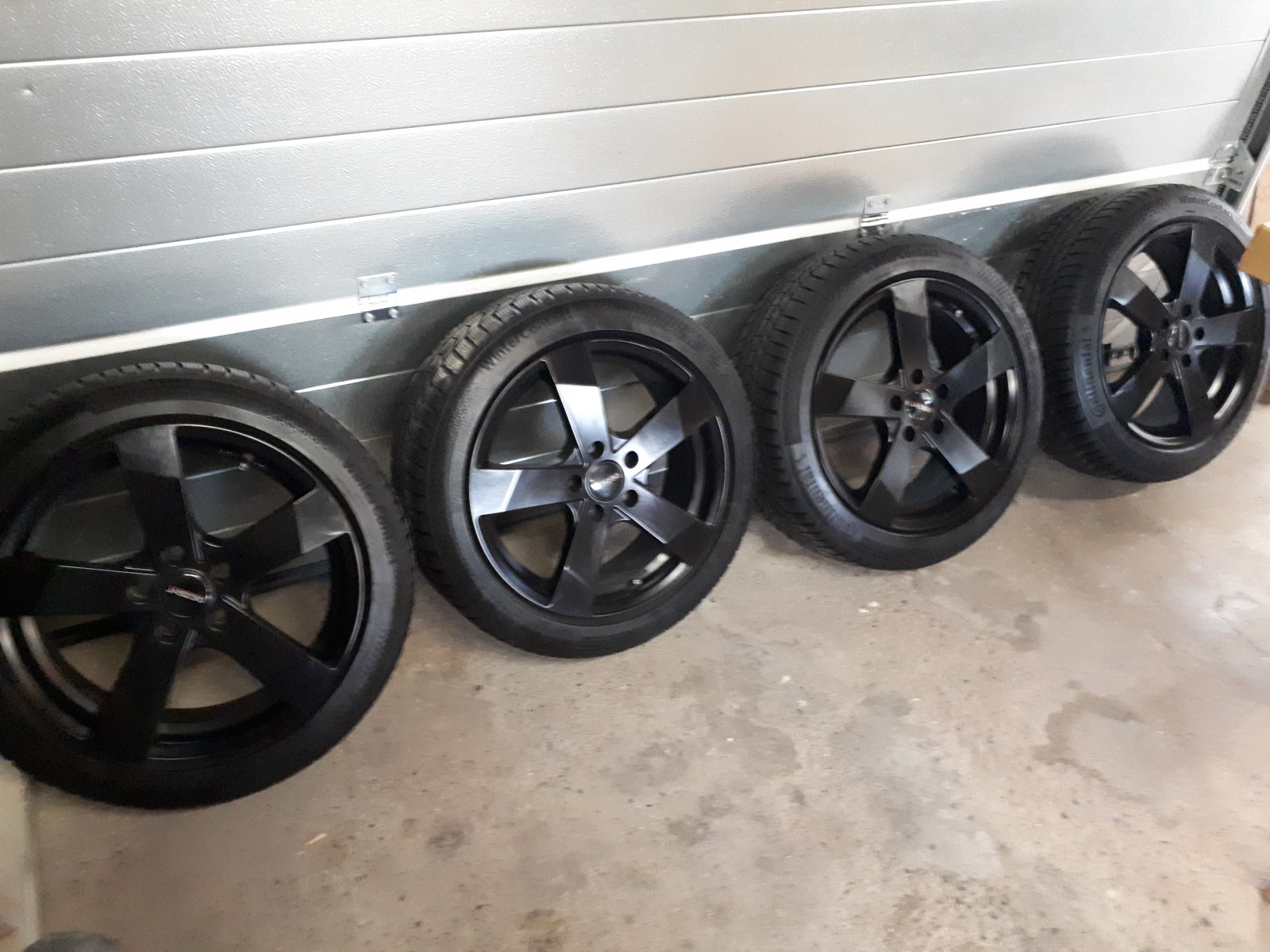 Räder mit fast neuen Conti Winterreifen für VW, Seat, Skoda : Biete