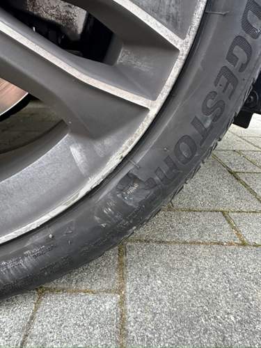 Bordstein geschliffen, Reifen beschädigt - Startseit...