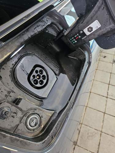 Wasser steht unter der Klappe des Fahrzeugladeanschlusses - Startse ...